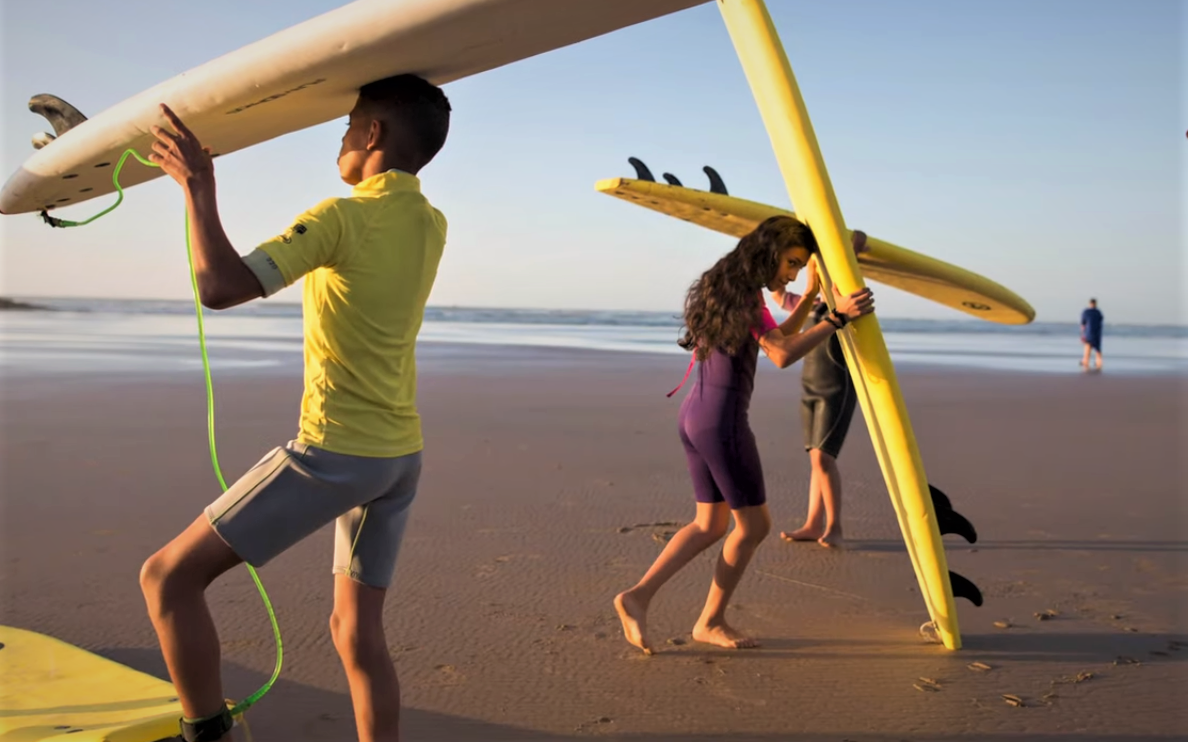 Tarfaya : le surf pour épauler les enfants de la région [Vidéo]
